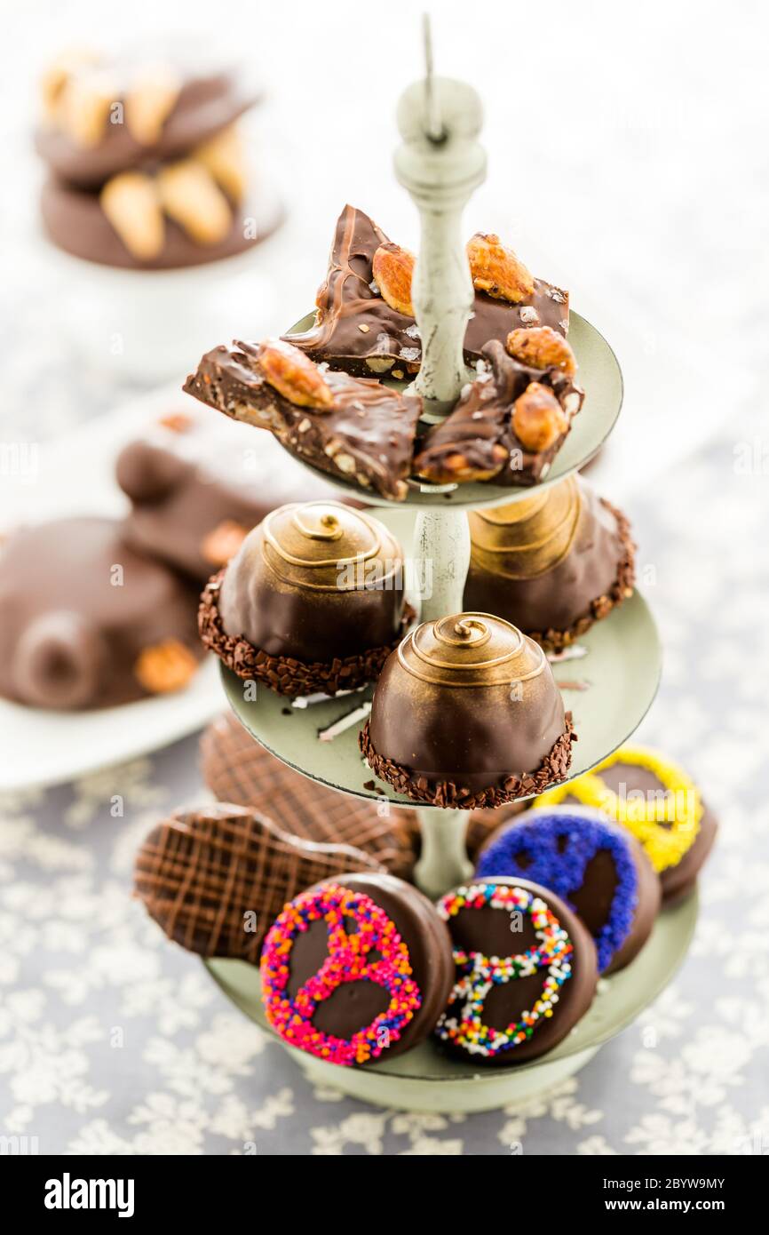 Chocolate bark candy hi-res stock photography and images - Alamy