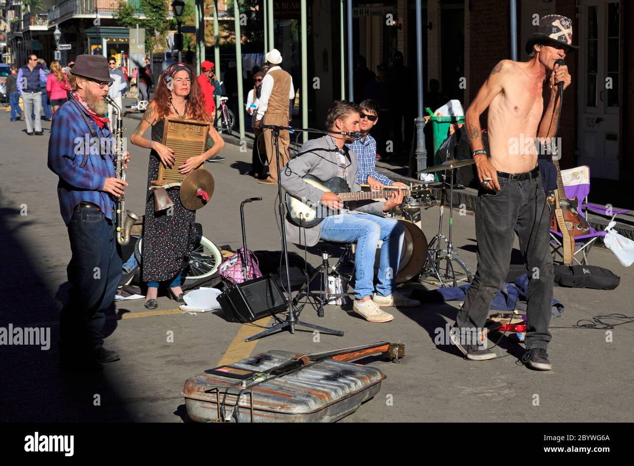 New orleans street performer hi-res stock photography and images - Alamy
