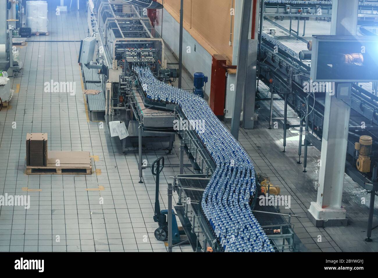 Empty water bottle conveyor belt hi-res stock photography and images ...