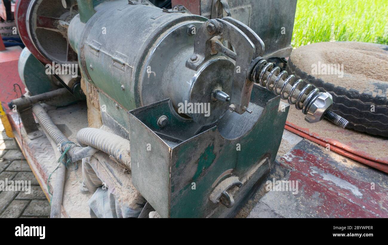 Portable rice milling machine, rice processing technology into modern ...