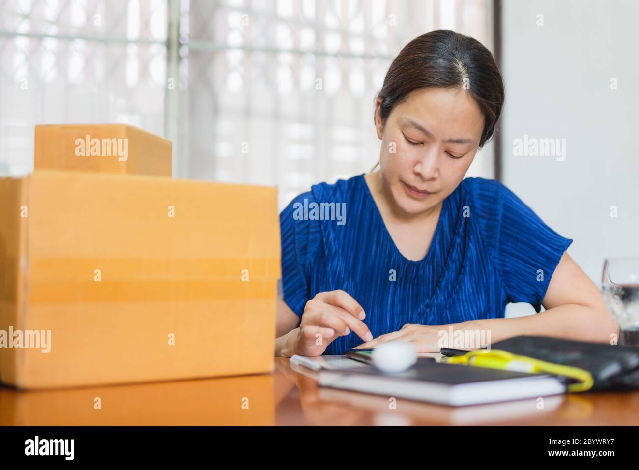 Female customer checking box hi-res stock photography and images - Alamy