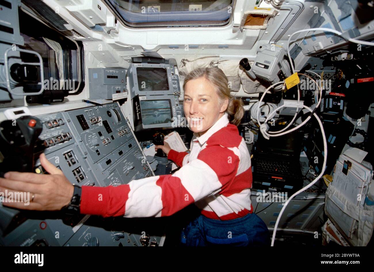 STS085-312-027 (7 - 19 August 1997) --- Astronaut N. Jan Davis, payload ...