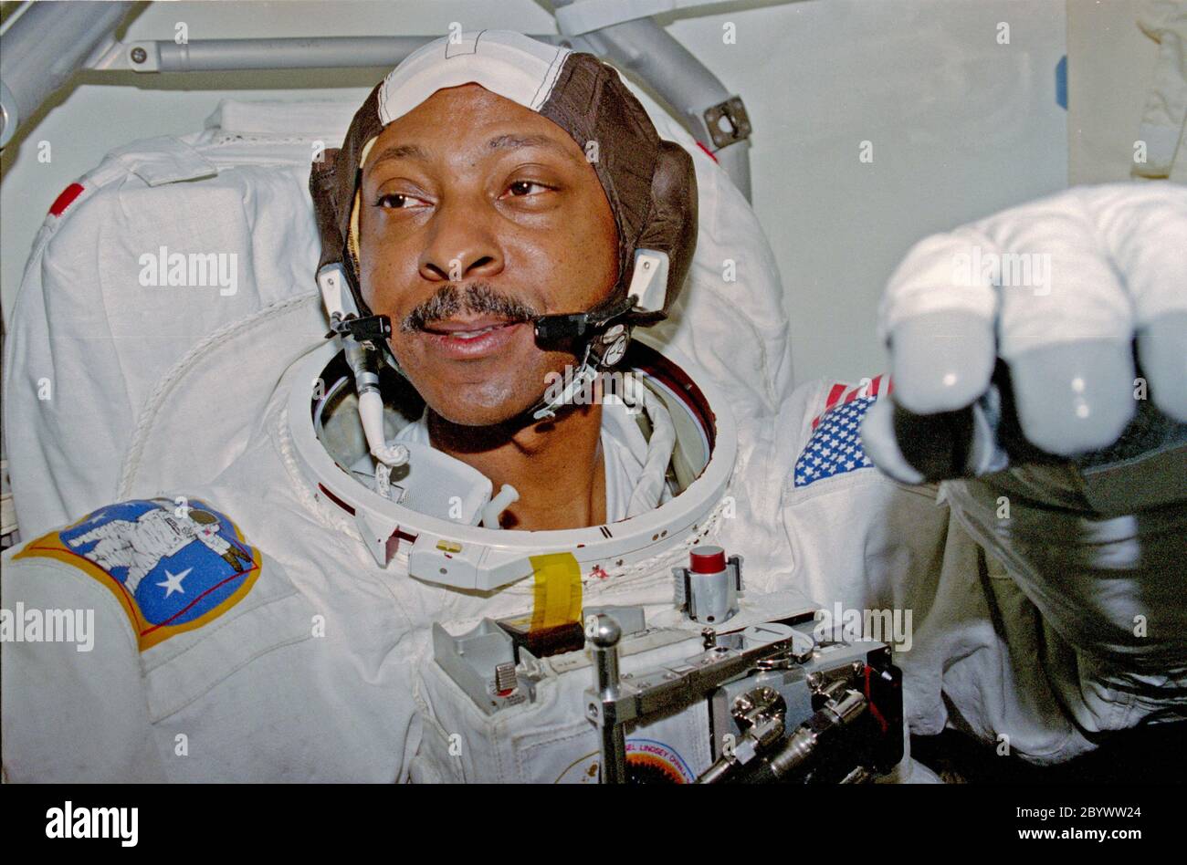 (19 November – 5 December 1997) --- Astronaut Winston E. Scott, mission ...