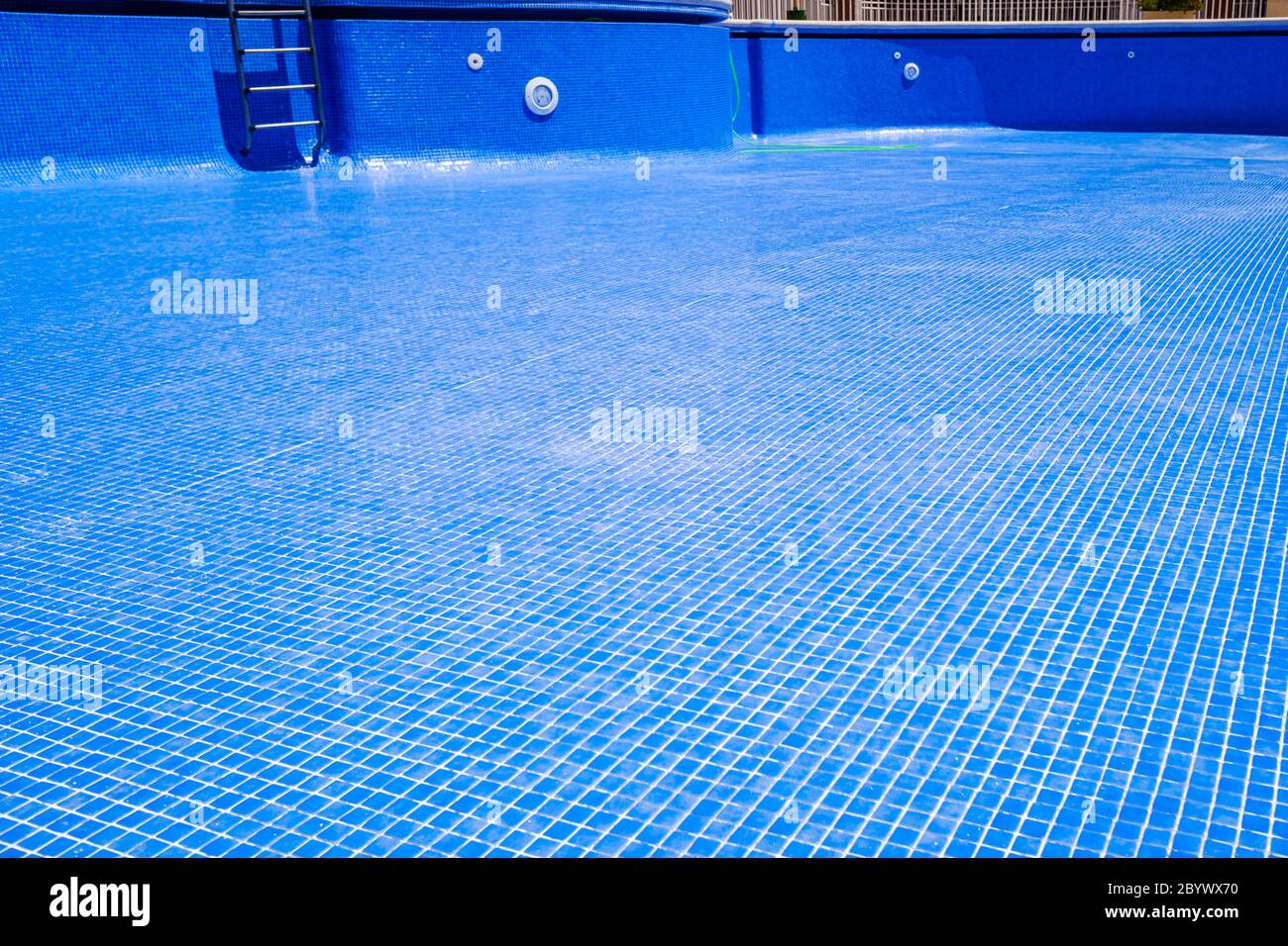 Cleaning an empty swimming pool in a residential Stock Photo - Alamy
