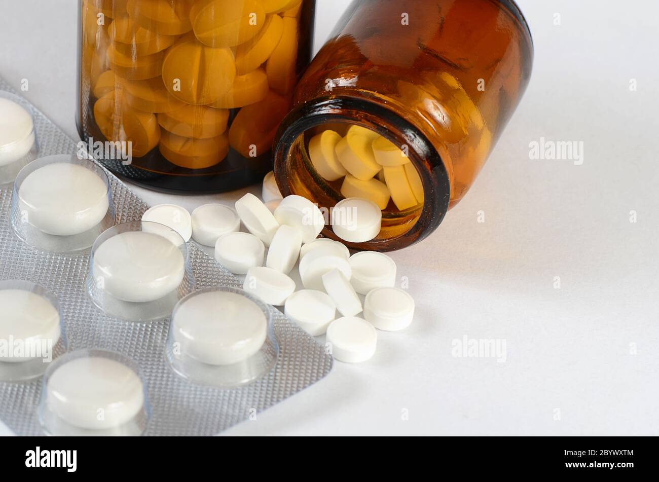 Tablets to a glass jar isolated on white Stock Photo - Alamy
