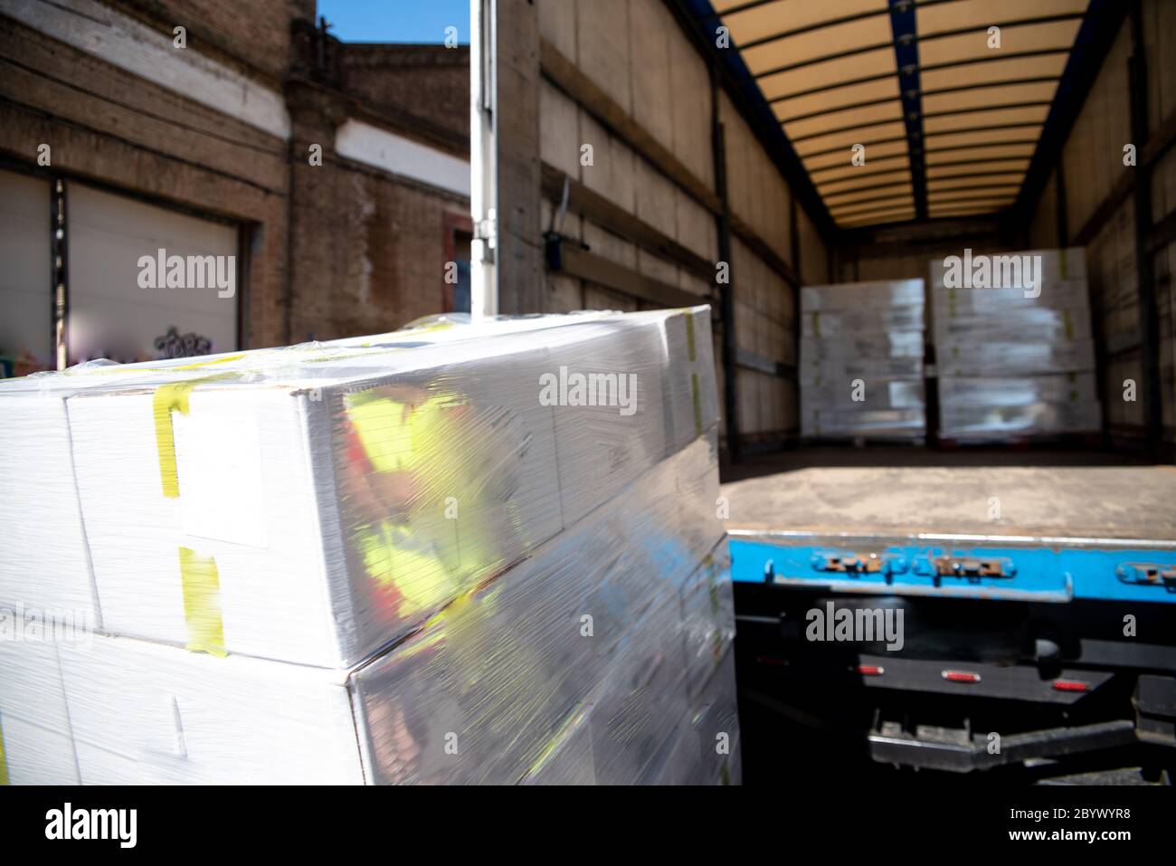 Truck load pallets hi-res stock photography and images - Alamy