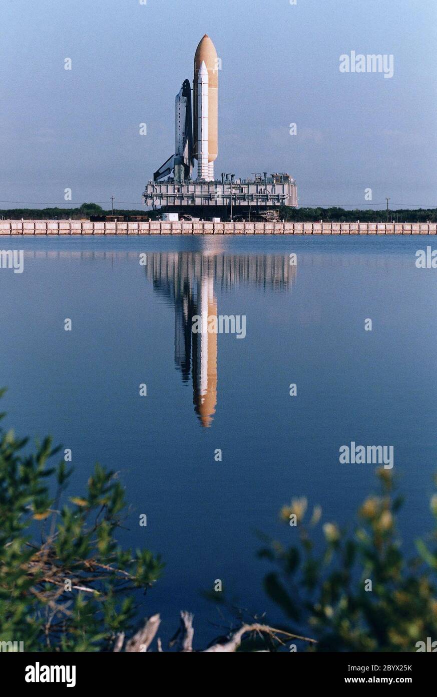 1990s space shuttle roll out hi-res stock photography and images - Alamy