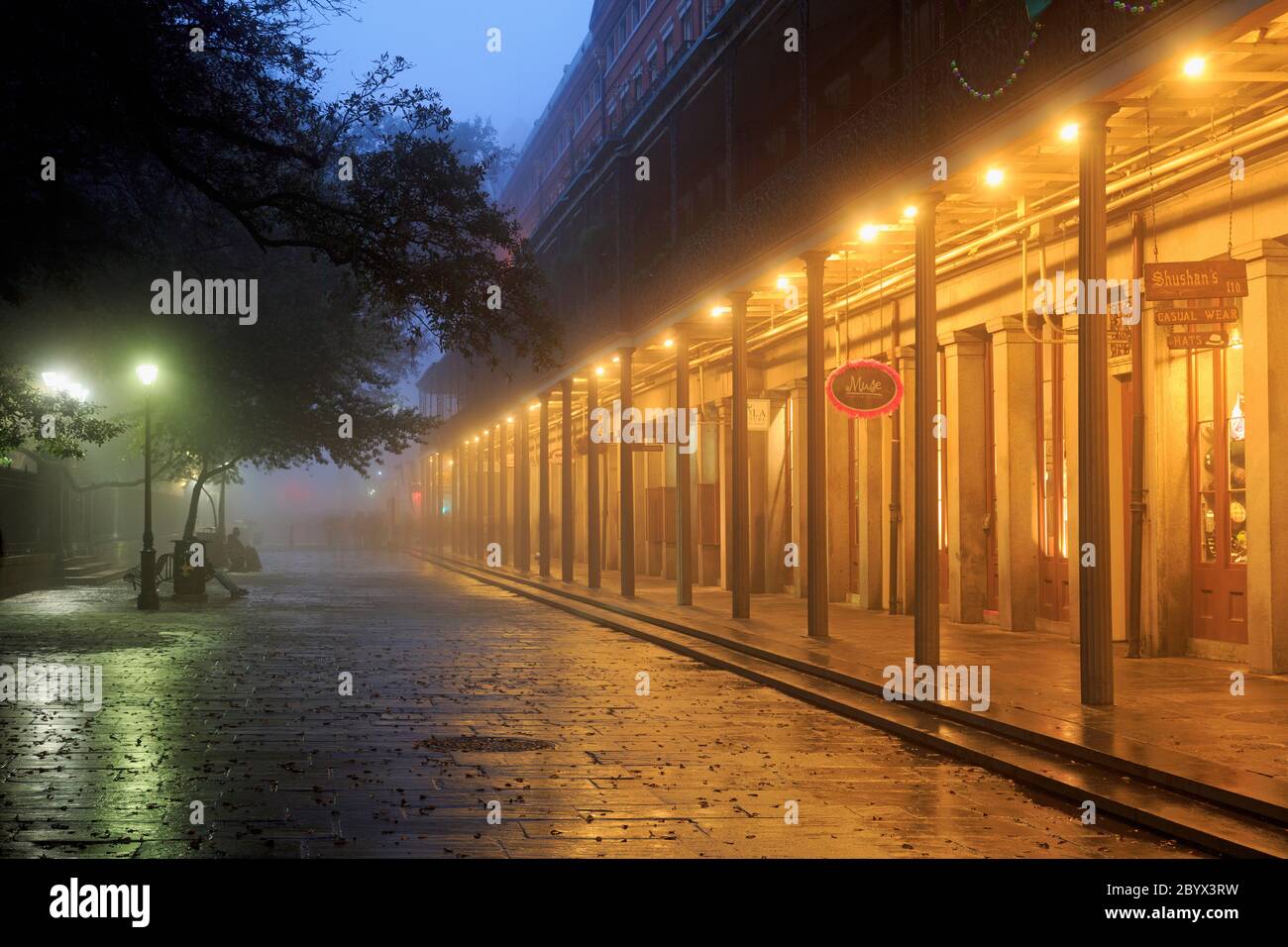 Fog in the square hi-res stock photography and images - Alamy