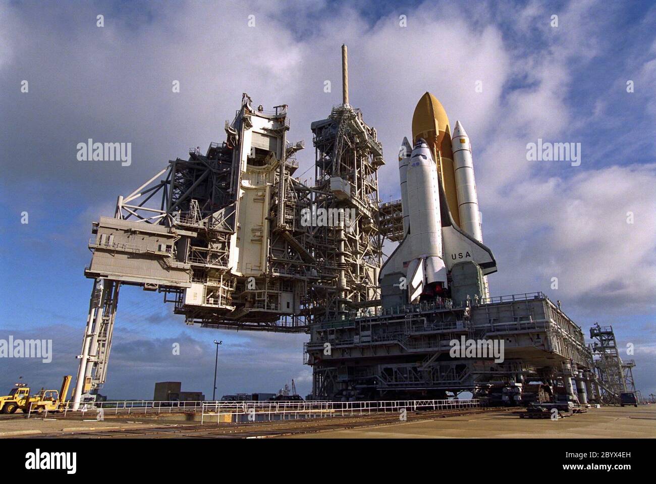 1990s space shuttle roll out hi-res stock photography and images - Alamy
