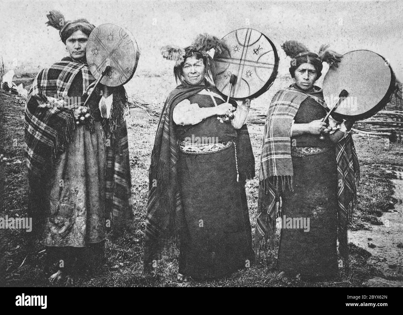 Machi mapuche hi-res stock photography and images - Alamy