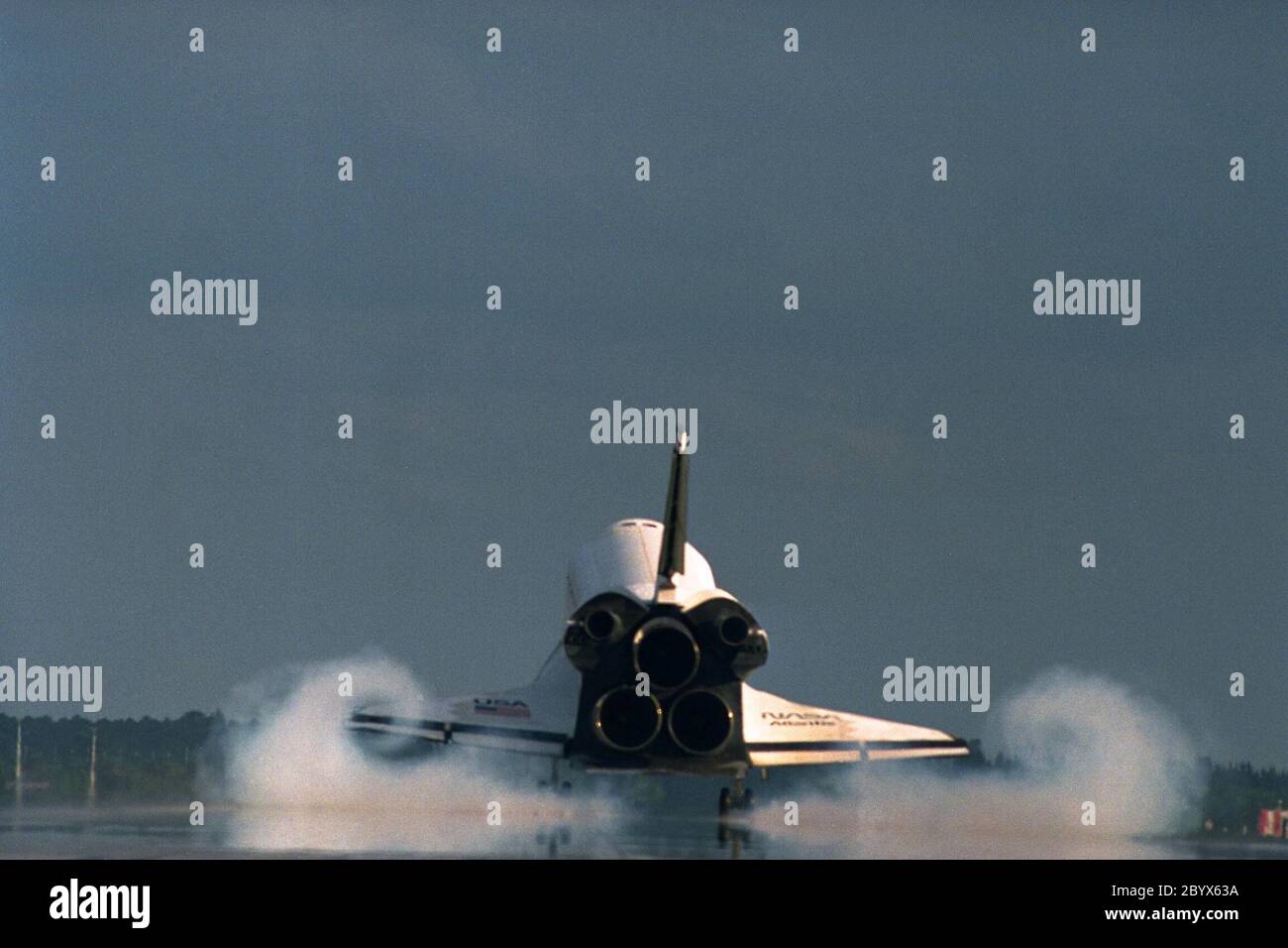 Space shuttle touch down hi-res stock photography and images - Alamy