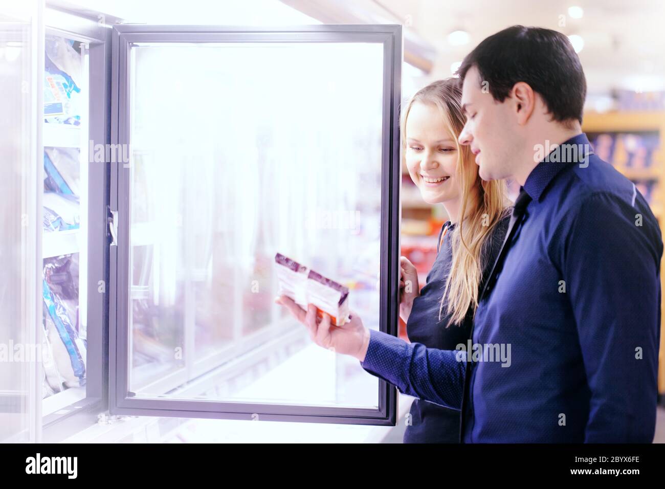 Frozen food section grocery store hi-res stock photography and images ...