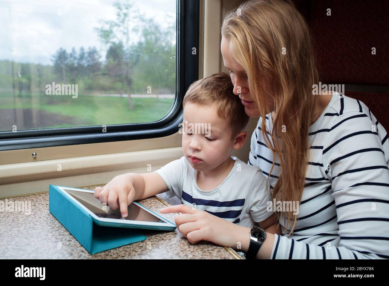 Mom son tablet hi-res stock photography and images - Alamy