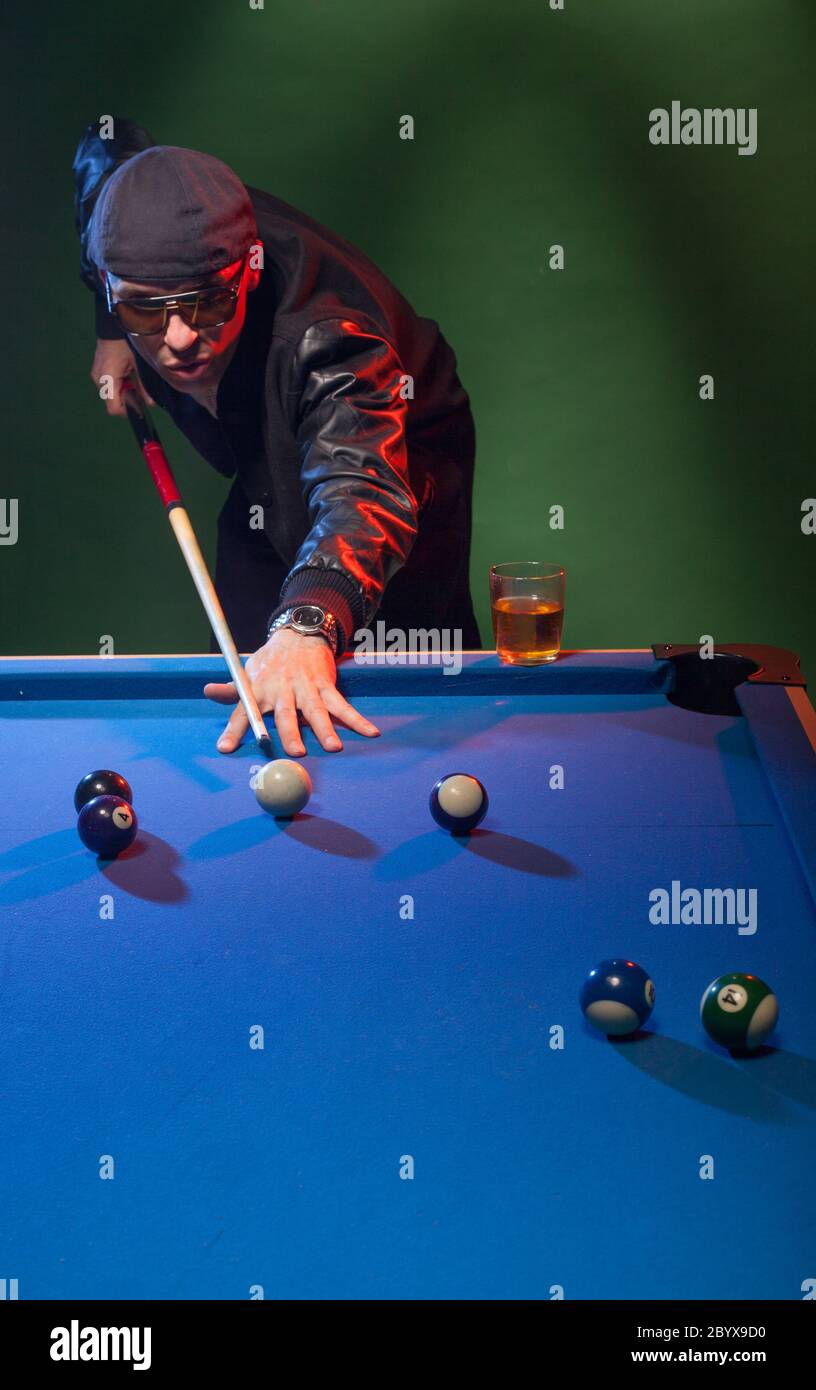 Guy playing pool hi-res stock photography and images - Alamy