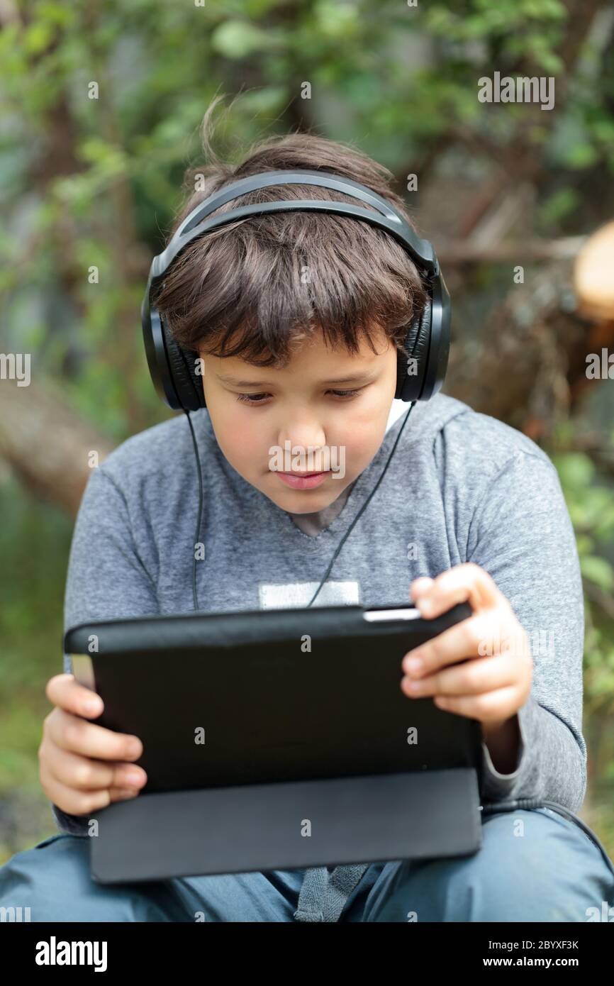 Ipad teenager boy hi-res stock photography and images - Alamy