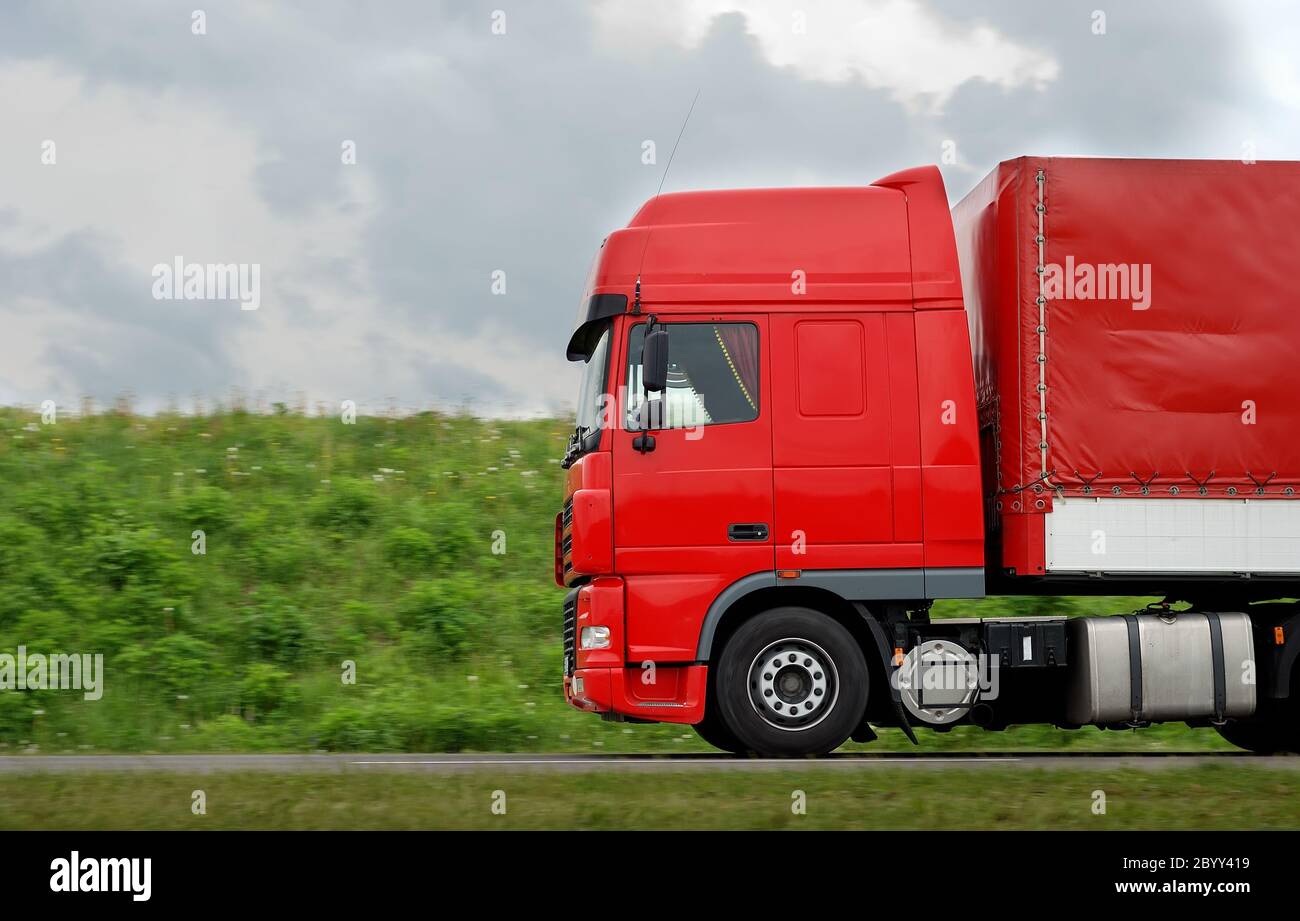 Red lorry hi-res stock photography and images - Alamy