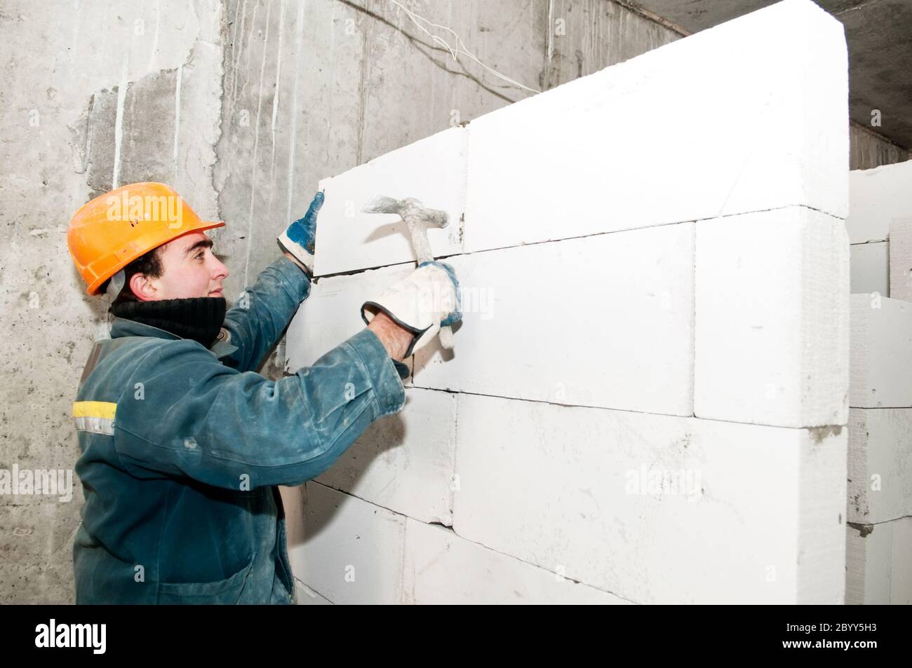 construction mason worker bricklayer Stock Photo - Alamy