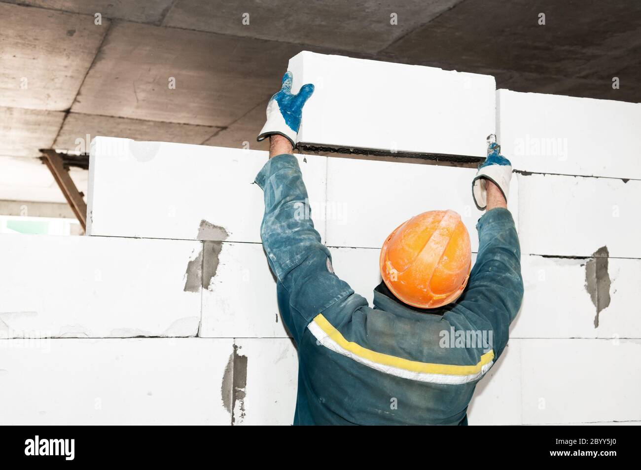 construction mason worker bricklayer Stock Photo - Alamy