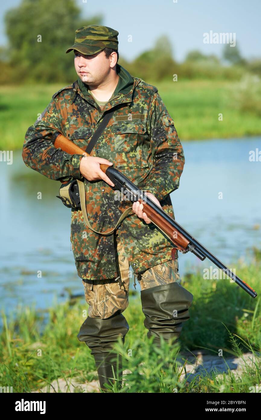 hunter with rifle gun Stock Photo - Alamy