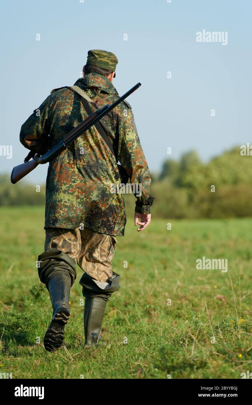 hunter with rifle gun Stock Photo - Alamy