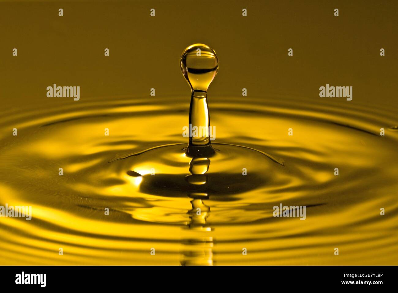 golden water splash Stock Photo - Alamy