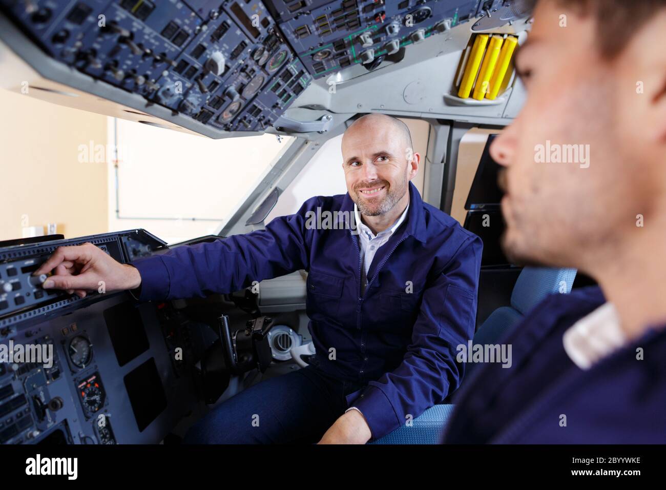 Male pilot female cabin crew hi-res stock photography and images - Alamy