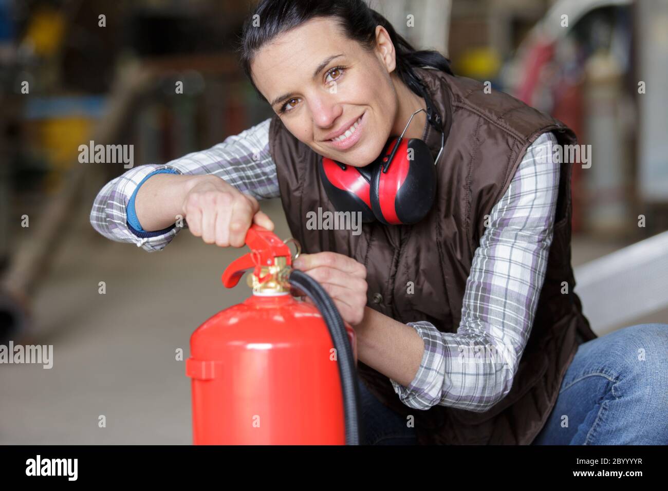 woman using a fire extinguisher Stock Photo - Alamy