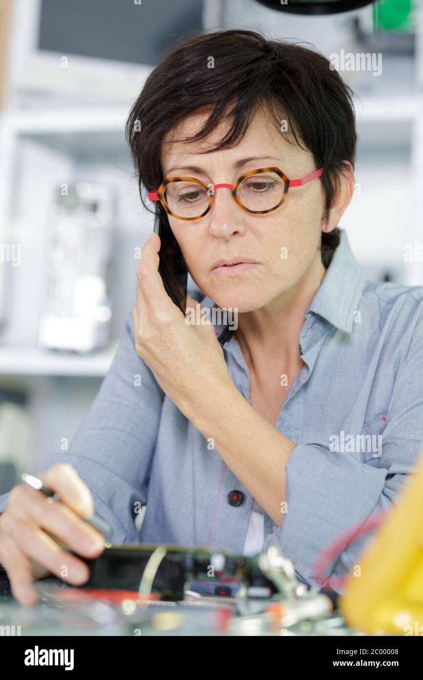 female computer technician is consulting a users by the phone Stock ...