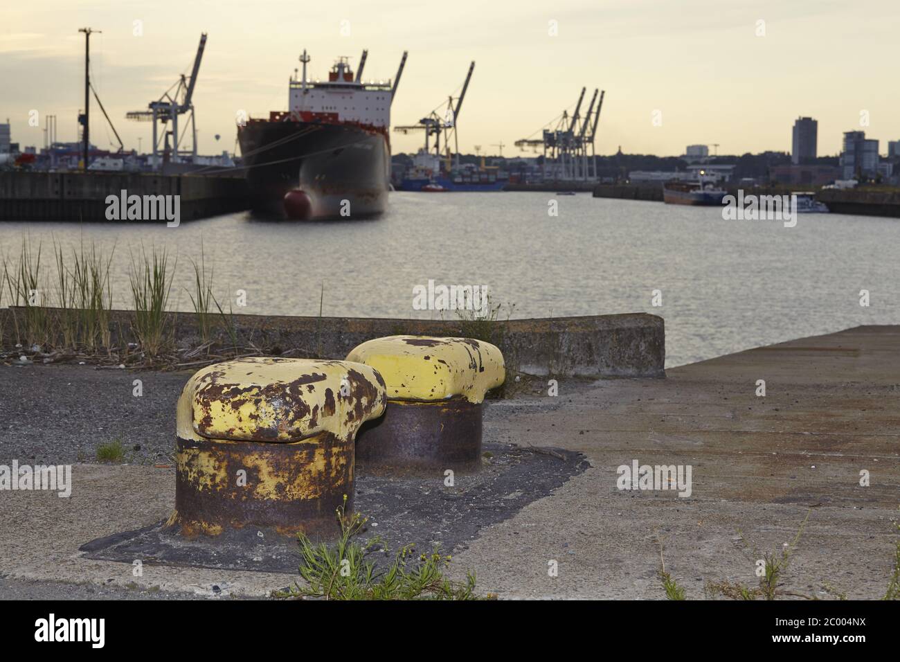 Old bollards hi-res stock photography and images - Alamy