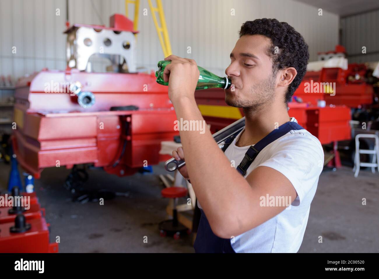 auto mechanic drinking a bottle of water Stock Photo - Alamy