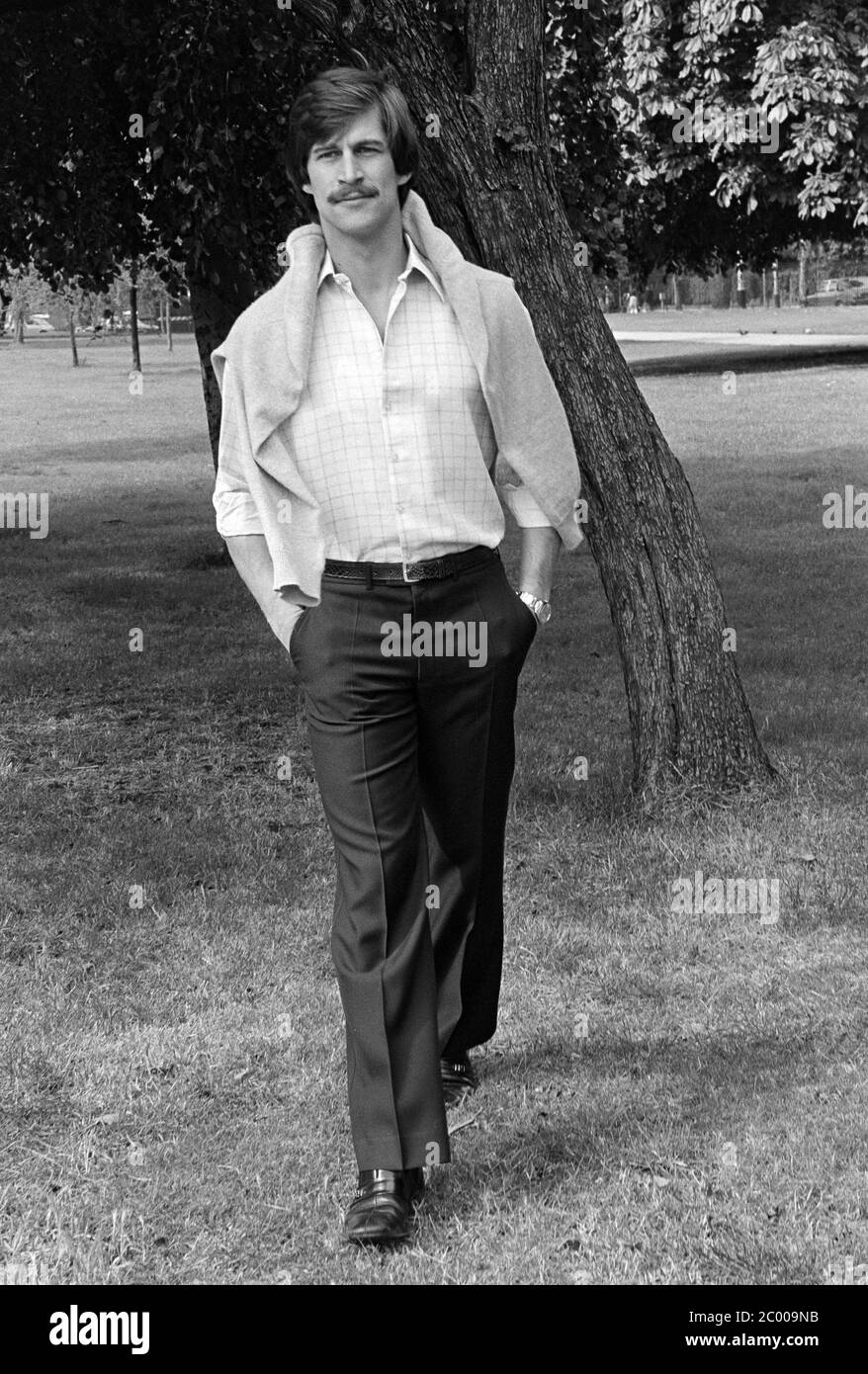 LONDON, UK. Aug 1980: Actor Simon MacCorkindale in London. © Paul Smith ...
