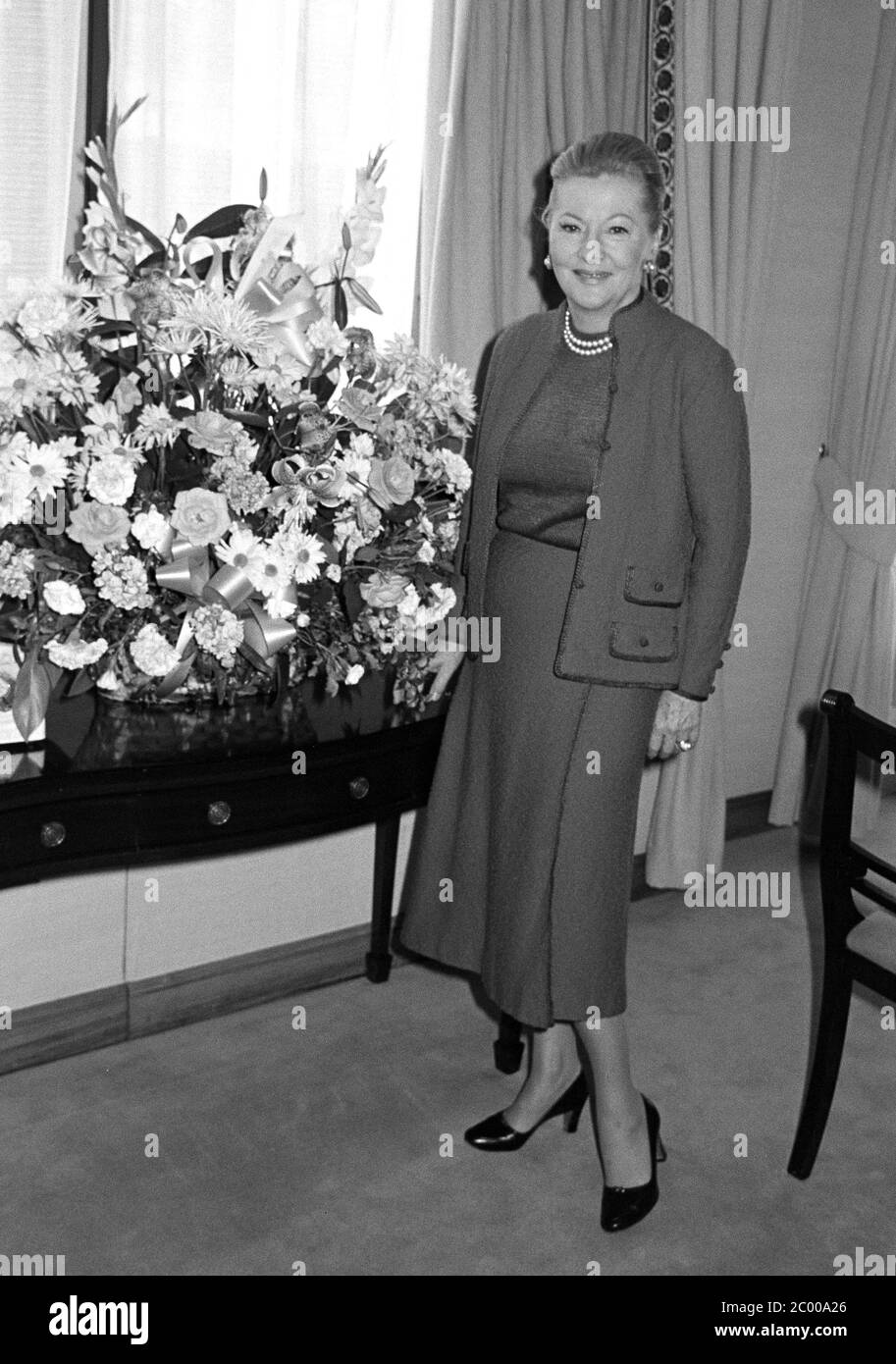 Joan fontaine actress hi-res stock photography and images - Alamy