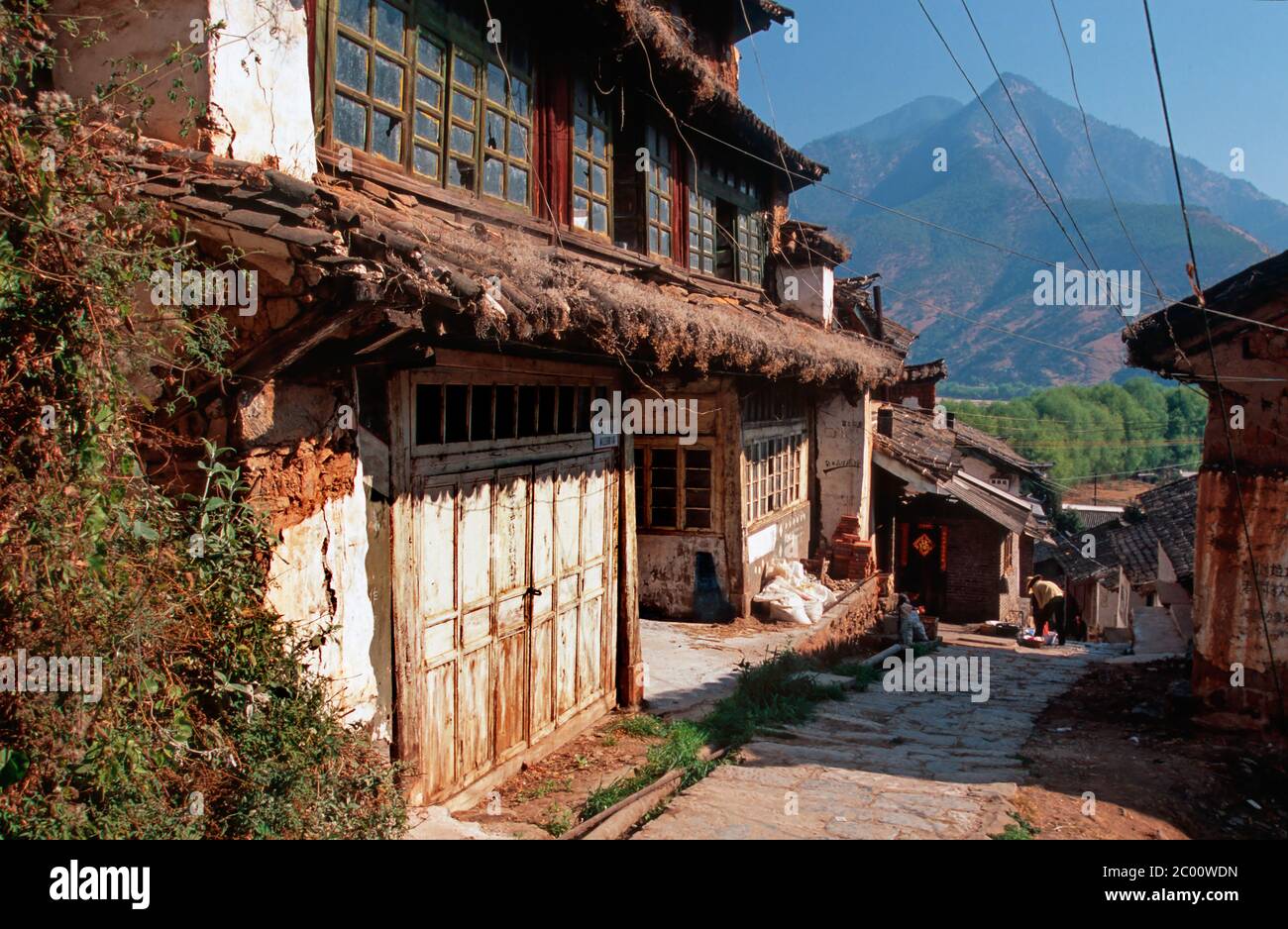 MAIN STREET, SHI GU NAXI VILLAGE, YUNNAN, CHINA Stock Photo - Alamy