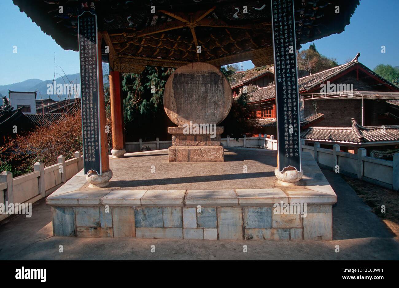 STONE DRUM, SHI GU NAXI VILLAGE, YUNNAN, CHINA Stock Photo - Alamy