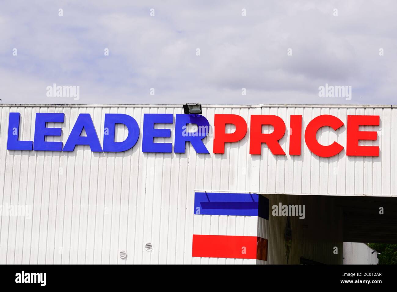 Supermarket price france consumer hi-res stock photography and images ...