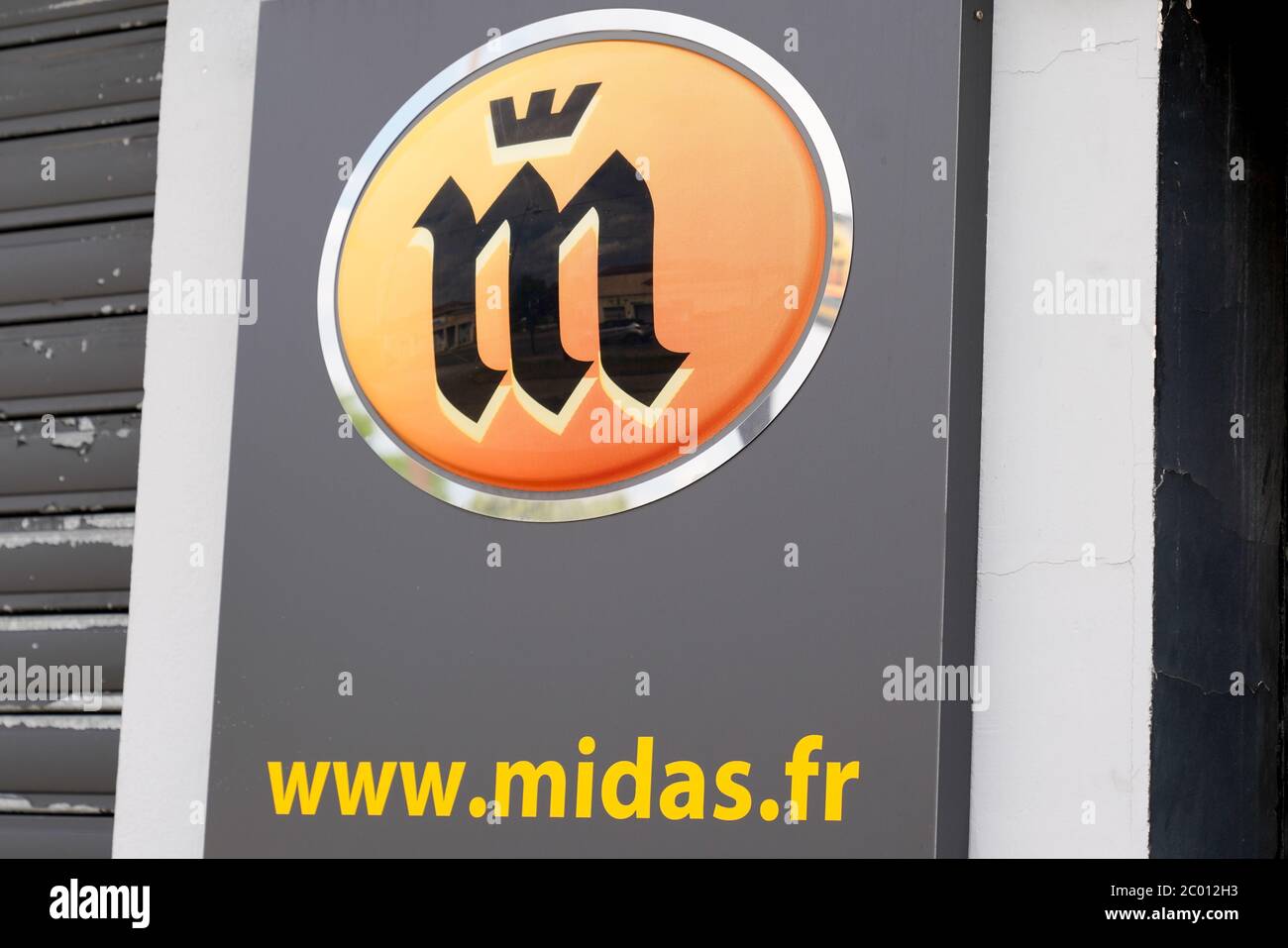 Bordeaux , Aquitaine / France - 06 06 2020 : Midas logo shop yellow ...