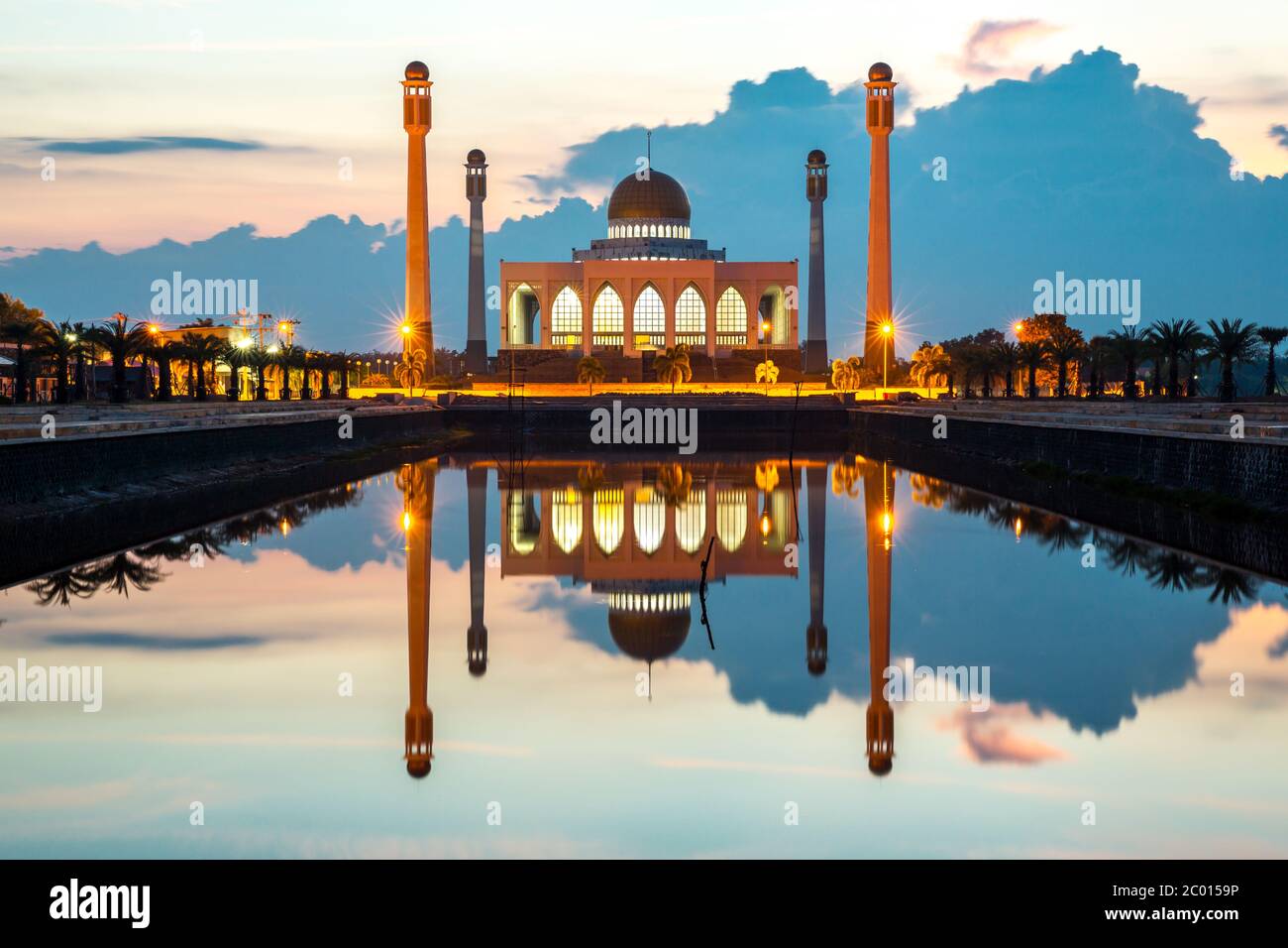 Islamic worship places hi-res stock photography and images - Alamy