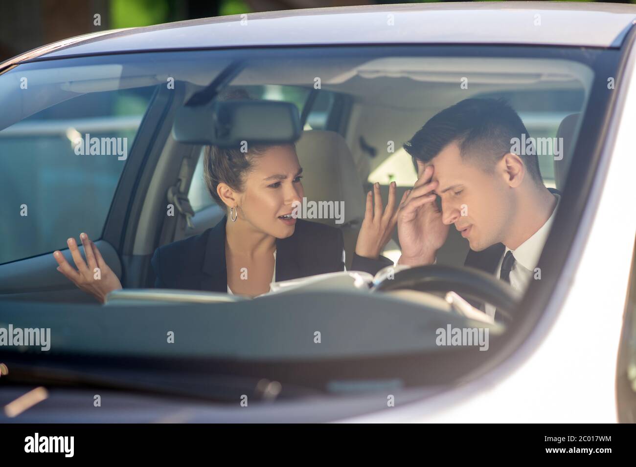 Woman discussion car hi-res stock photography and images - Alamy