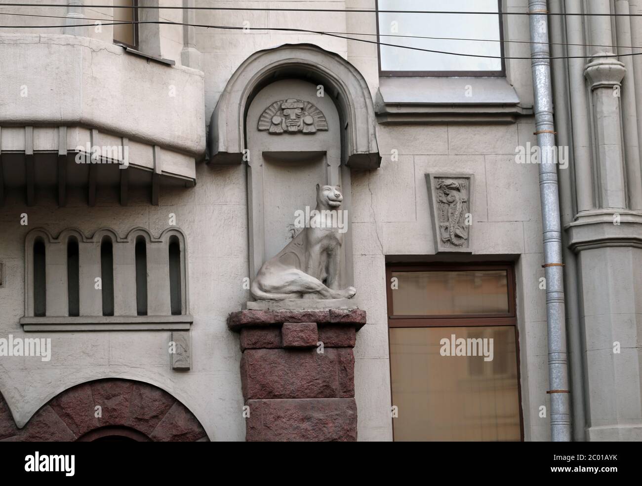 Sculpture on pillars hi-res stock photography and images - Alamy