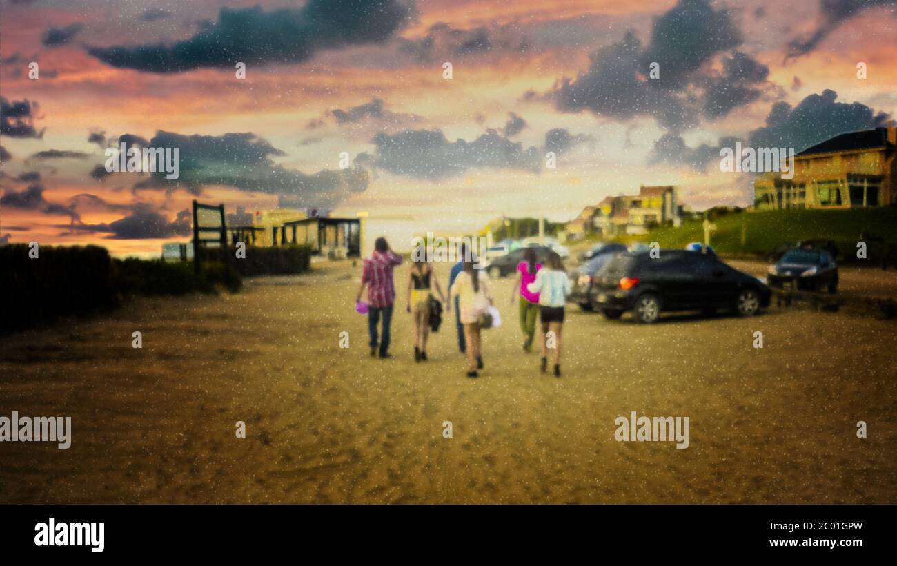 Group young people going beach hi-res stock photography and images - Alamy