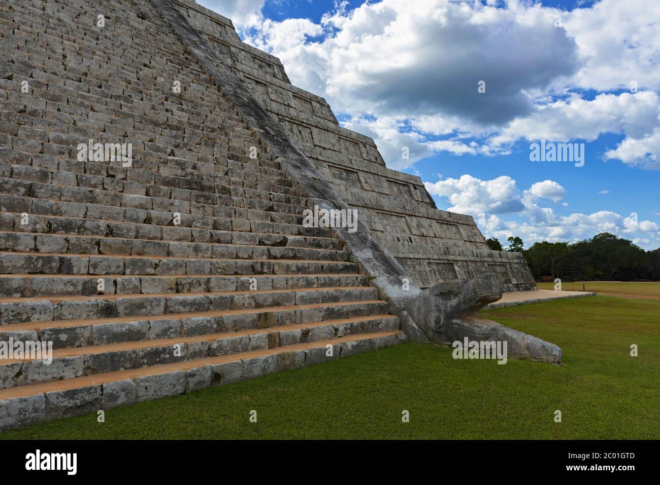 Stone head of the snake Kukulcan in Chichen Itza Stock Photo - Alamy