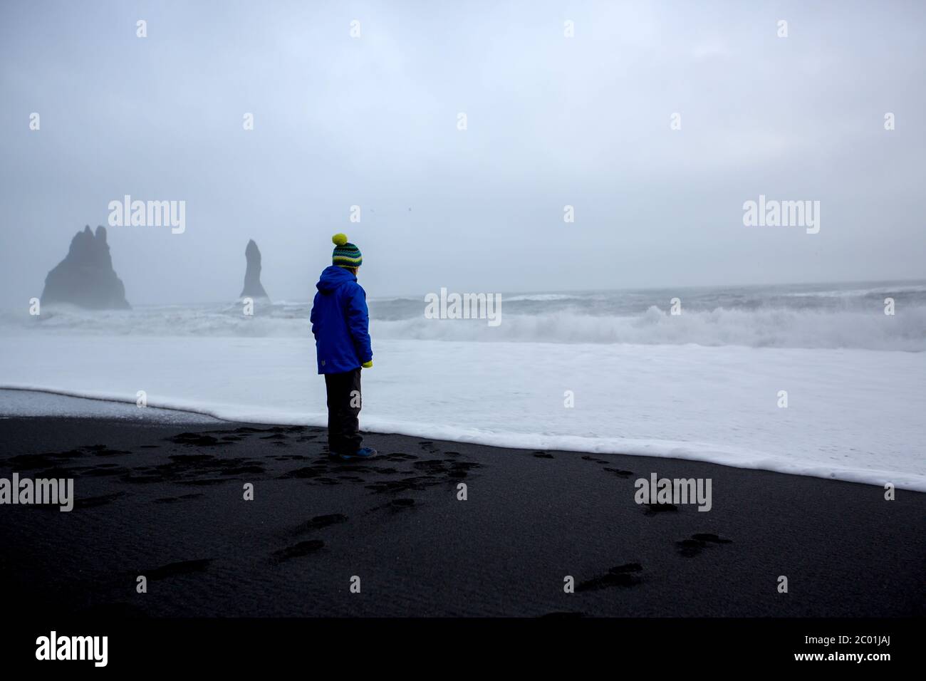 Kids running from waves hi-res stock photography and images - Alamy