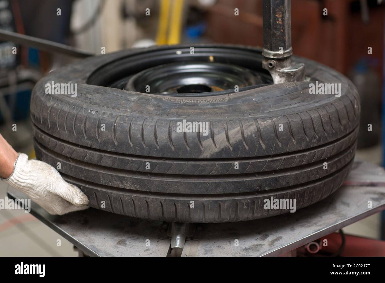 Mechanic changing car tire fitting. Wheel tyre repairing Stock Photo ...