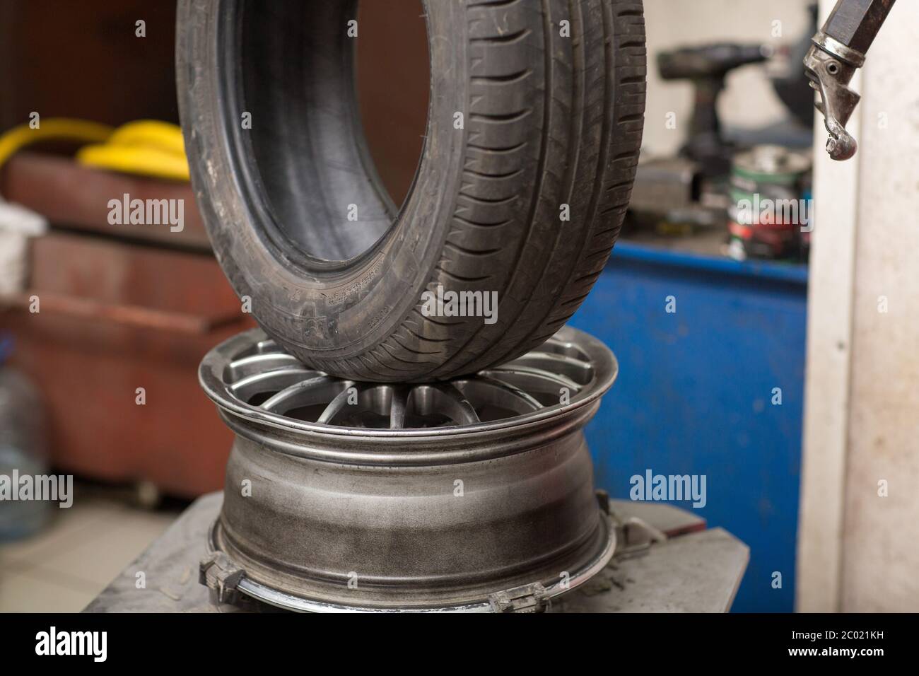 Mechanic changing car tire fitting. Wheel tyre repairing Stock Photo ...