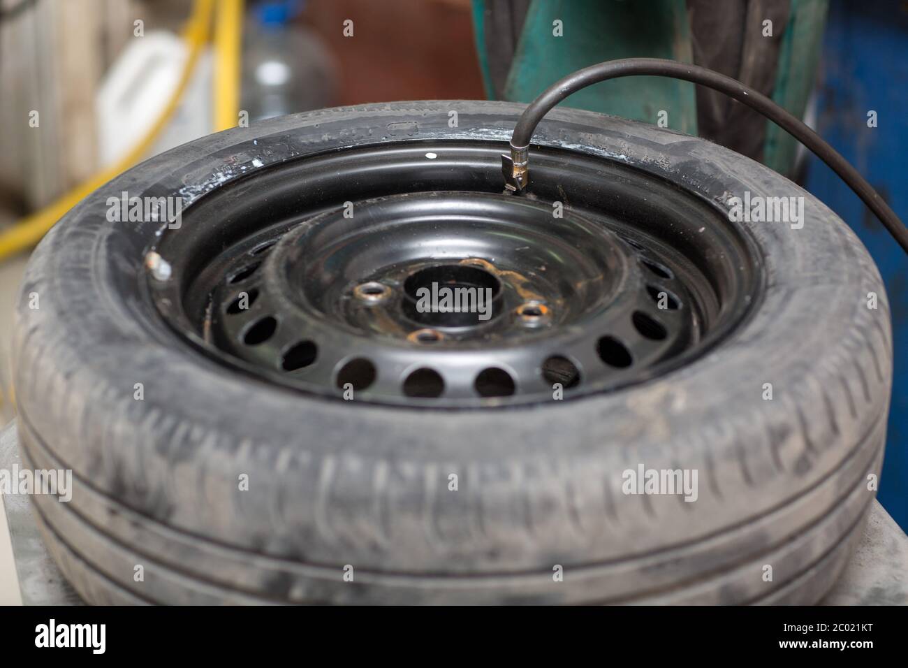 Mechanic changing car tire fitting. Wheel tyre repairing Stock Photo ...