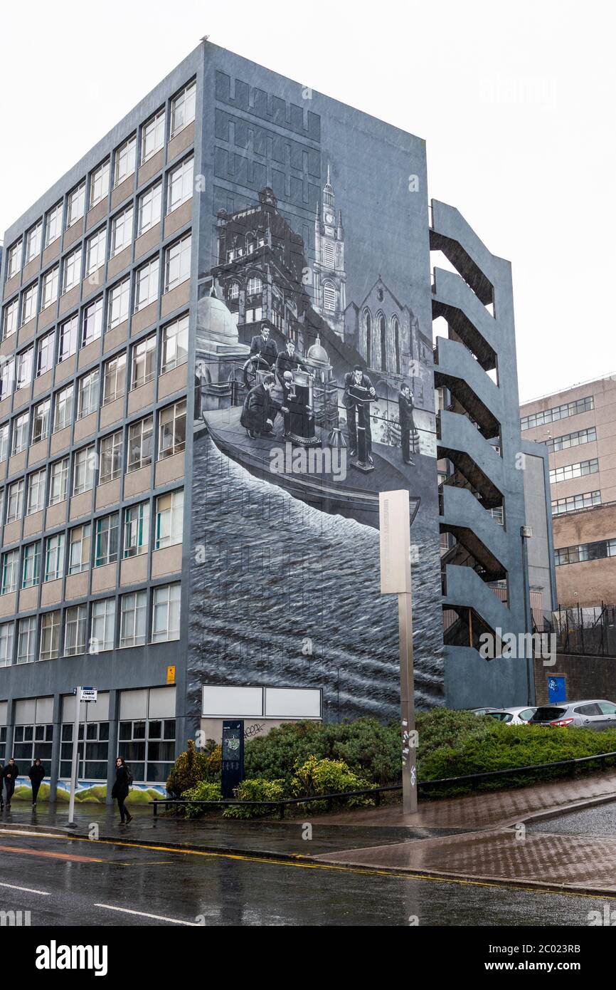Strathclyde University Wonderwall mural on gable end of Graham Hills ...