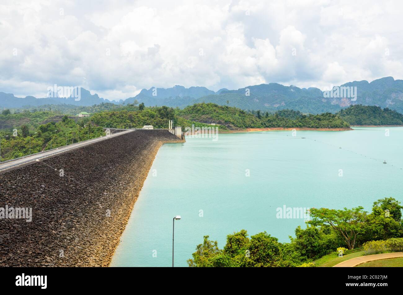 Scenic point of green lake at Ratchaprapha Dam Stock Photo - Alamy