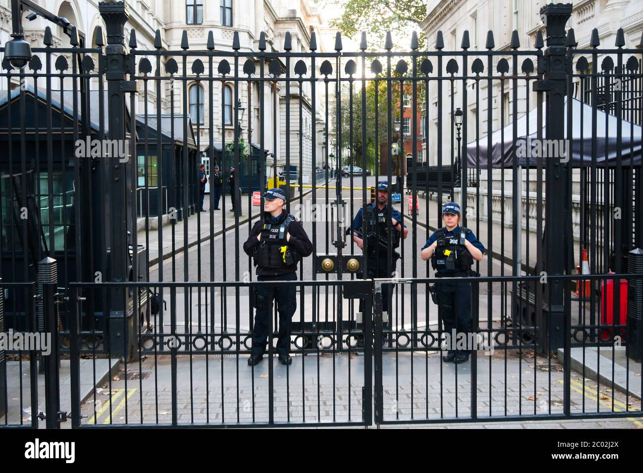 Armed police london hi-res stock photography and images - Alamy