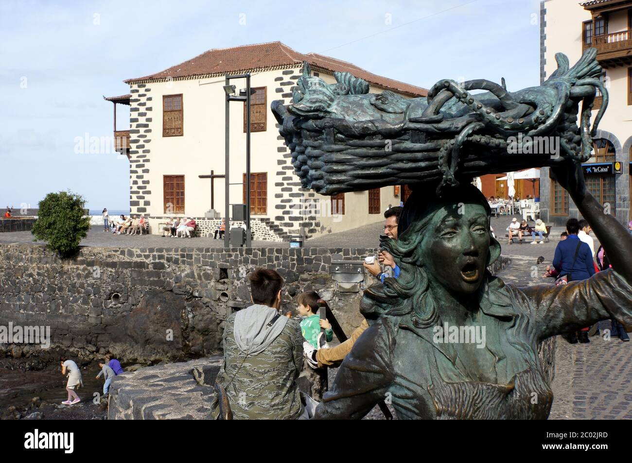 Sculpture The fishmonger at the harbour Stock Photo - Alamy