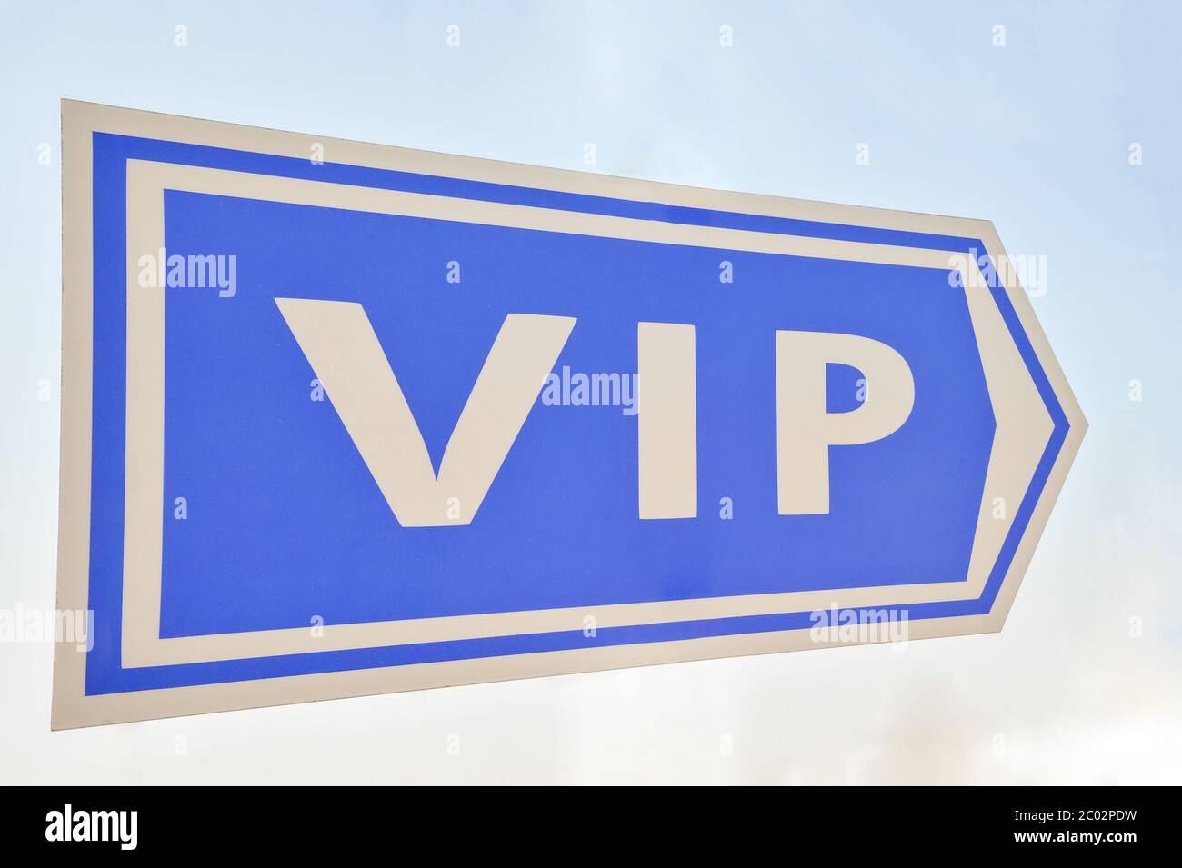 İsolated VIP sign arrow with blue color Stock Photo - Alamy